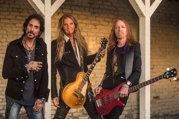 REVOLUTION SAINTS - Neues Album "Against The Winds" kommt